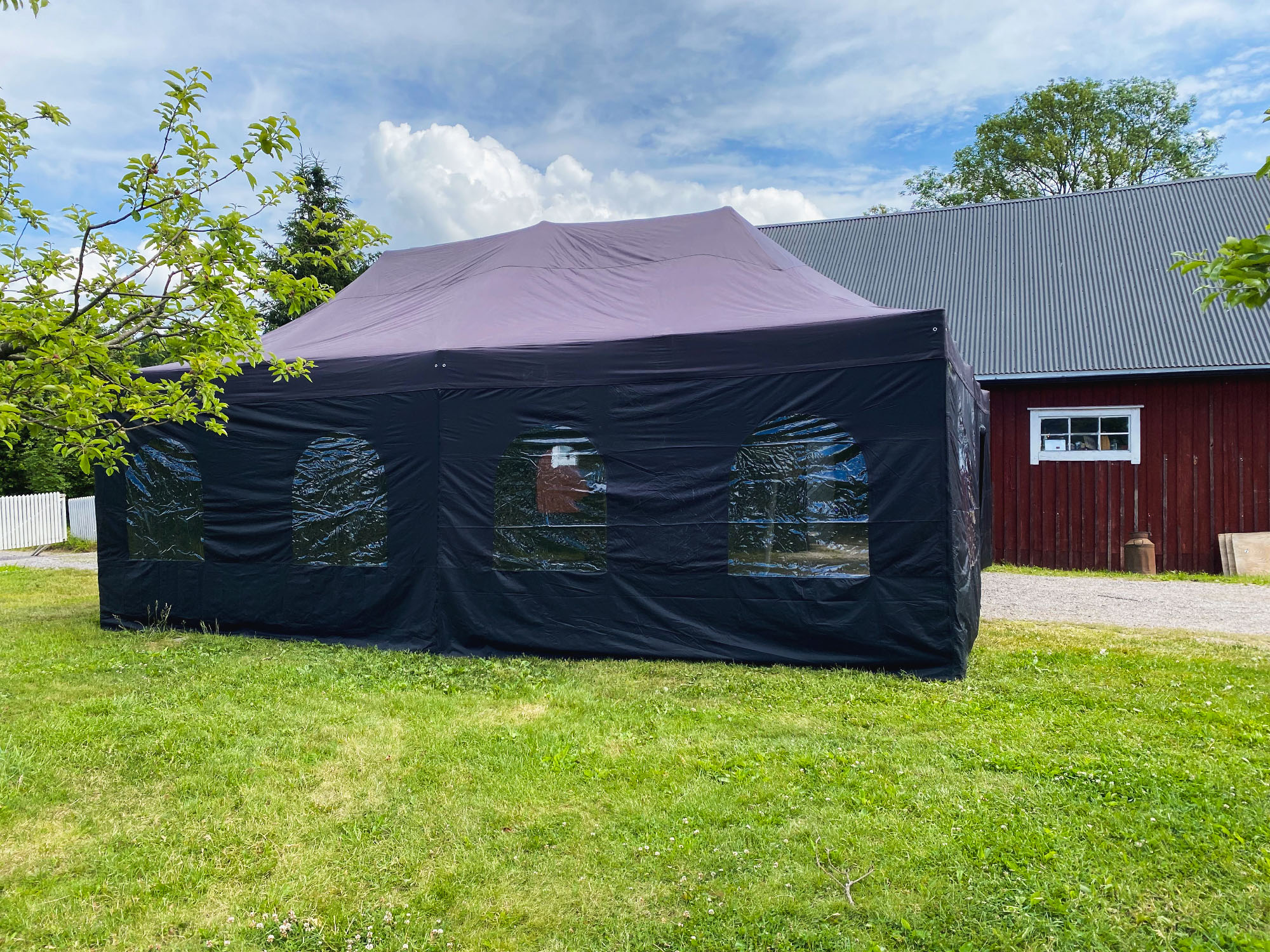 Juhlatarvikkeet hakusessa? Vuokraa teltat, kalusteet ja valot meiltä!